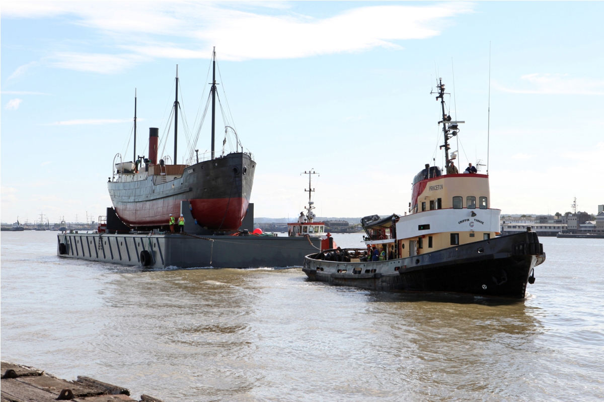 ss robin arrives at Tilbury – intheboatshed.net